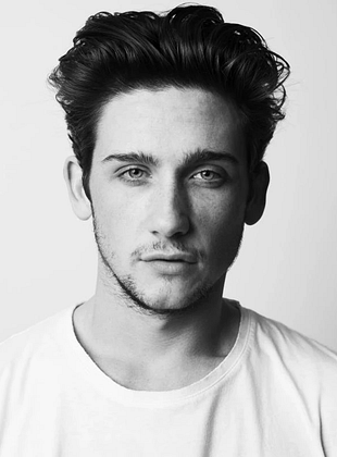 River Hawkins - AdoroCinema