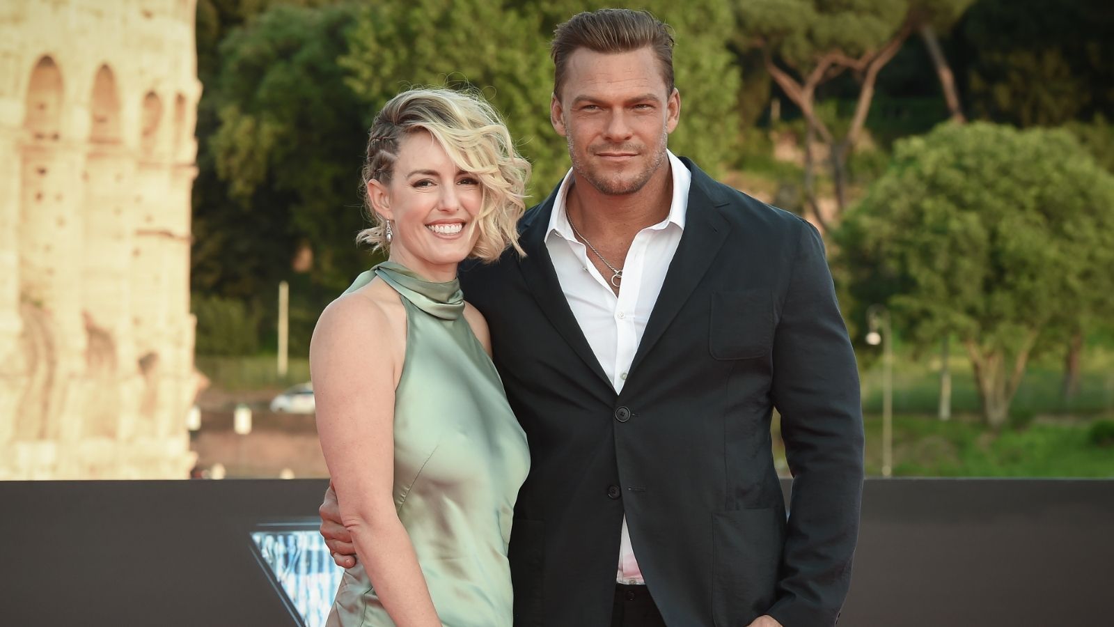 Quem é a esposa de Alan Ritchson? Casado há quase 20 anos, astro de ...