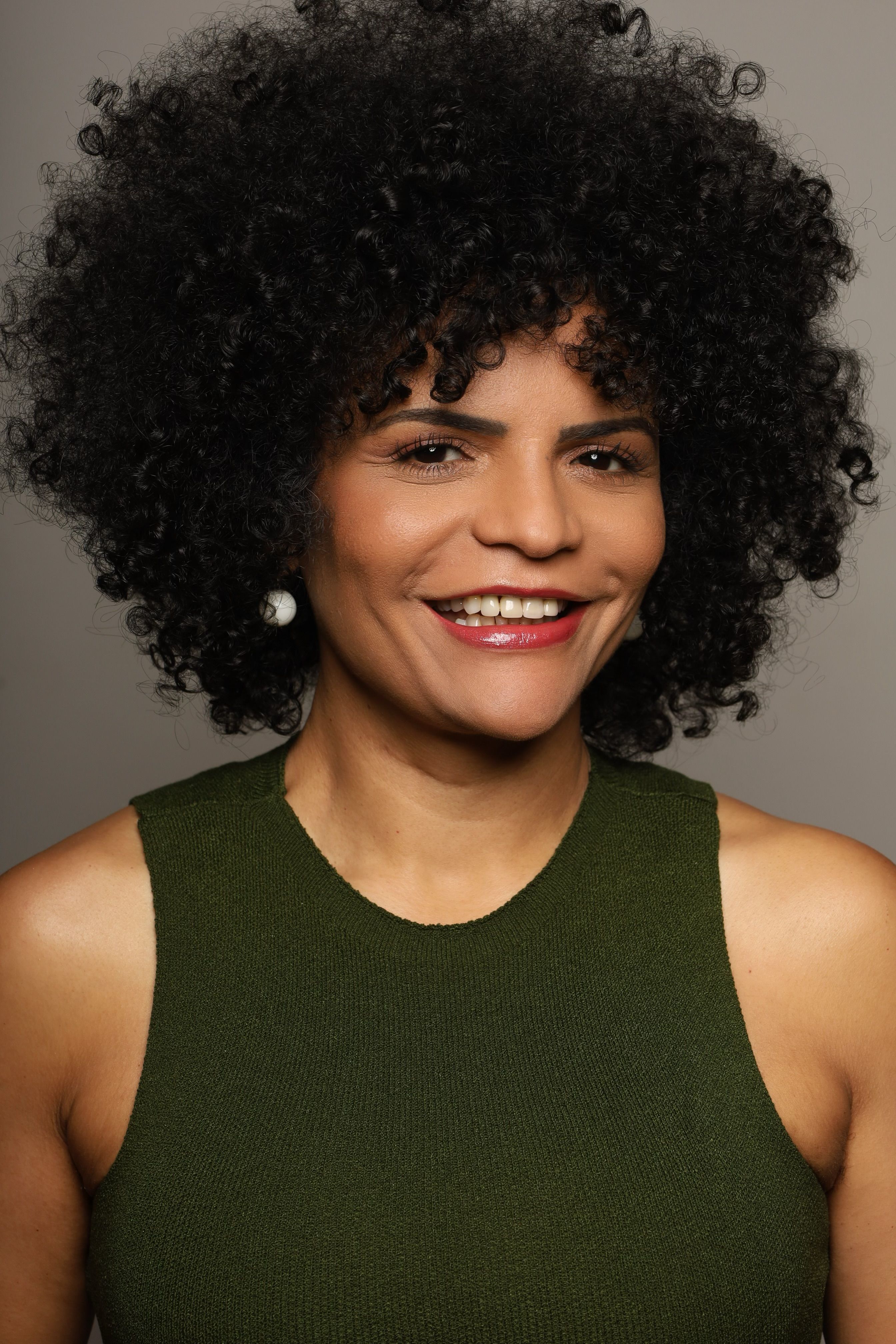 Izah Neiva : A biografia - AdoroCinema