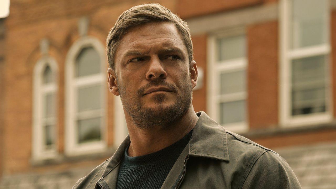 Qual é a idade de Alan Ritchson? Ator é bem mais velho do que o vilão ...