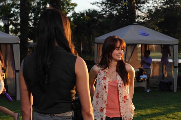 The Glades : The Glades : Fotos Debby Ryan, Taylor Cole - 88 no 90 - AdoroCinema