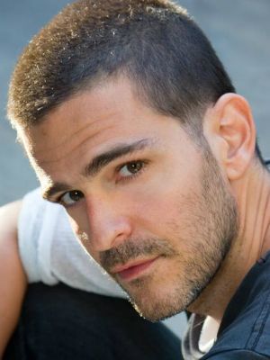 Jonathan Cherry - AdoroCinema