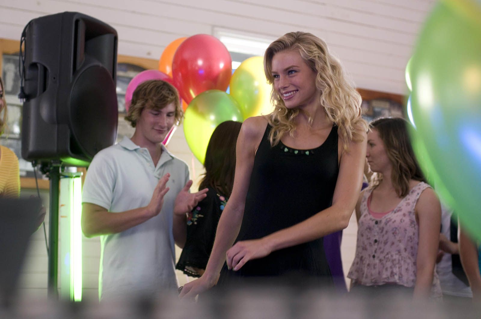 Lightning Point : Fotos Lucy Fry - 33 no 41 - AdoroCinema