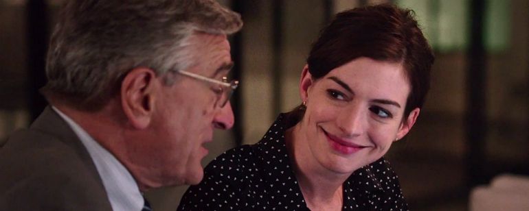 Robert De Niro é estagiário de Anne Hathaway no trailer da comédia The ...