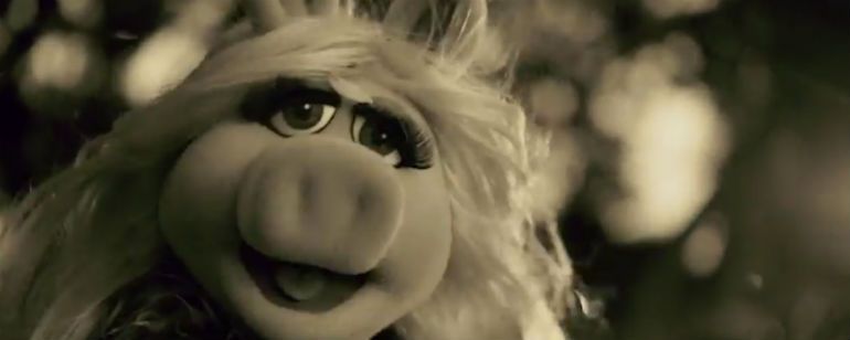 Os Muppets: Miss Piggy encarna Adele em paródia do clipe de "Hello ...
