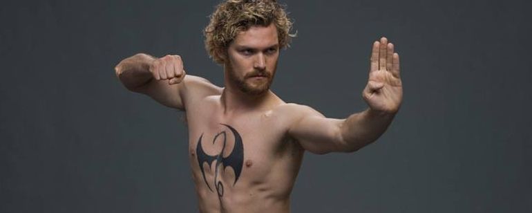 Danny Rand ensaia poses de Kung Fu em novas imagens de Punho de Ferro ...