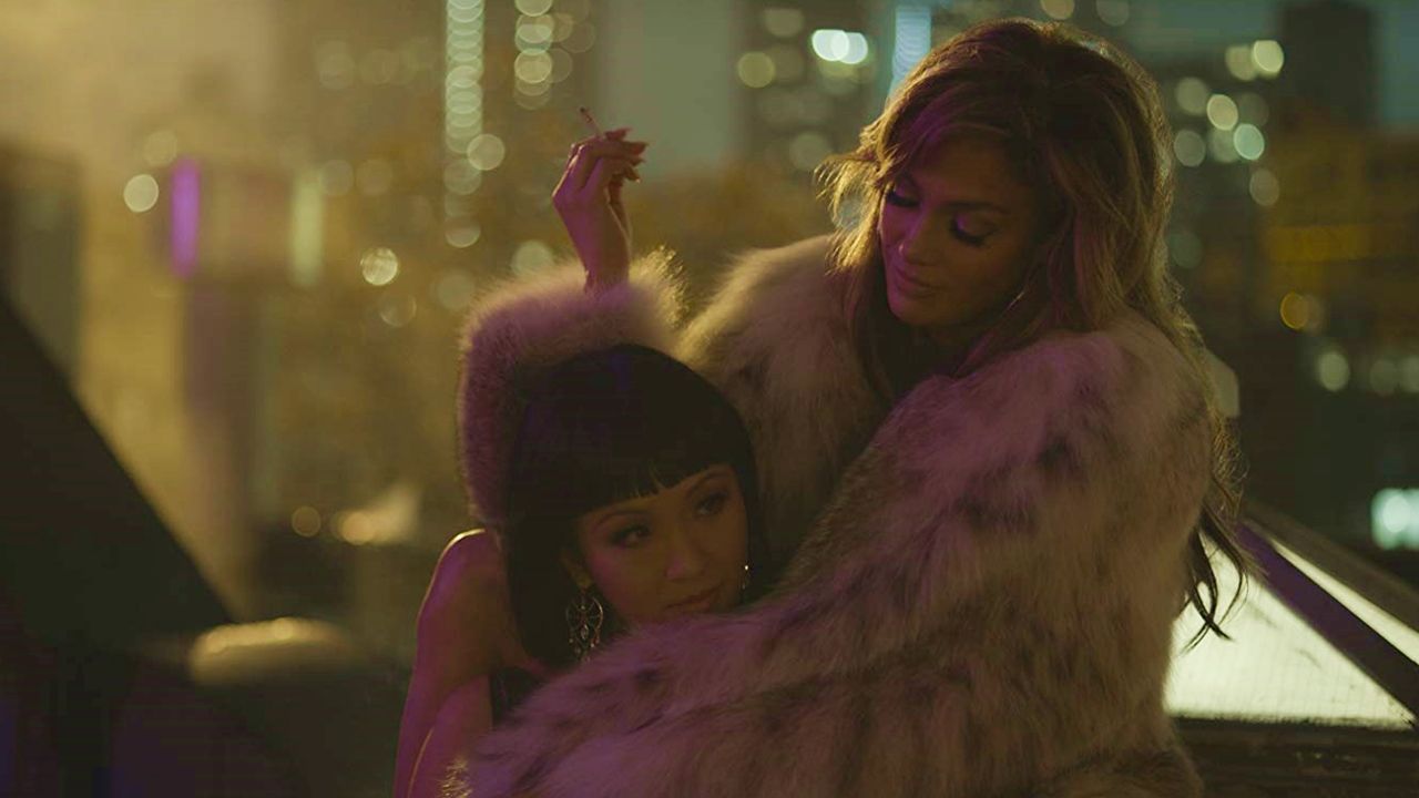 As Golpistas: Jennifer Lopez e Constance Wu trocam segredos em cena ...
