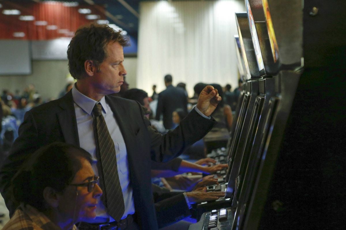 Rake (US) : Rake (US) : Fotos Greg Kinnear - 12 no 52 - AdoroCinema