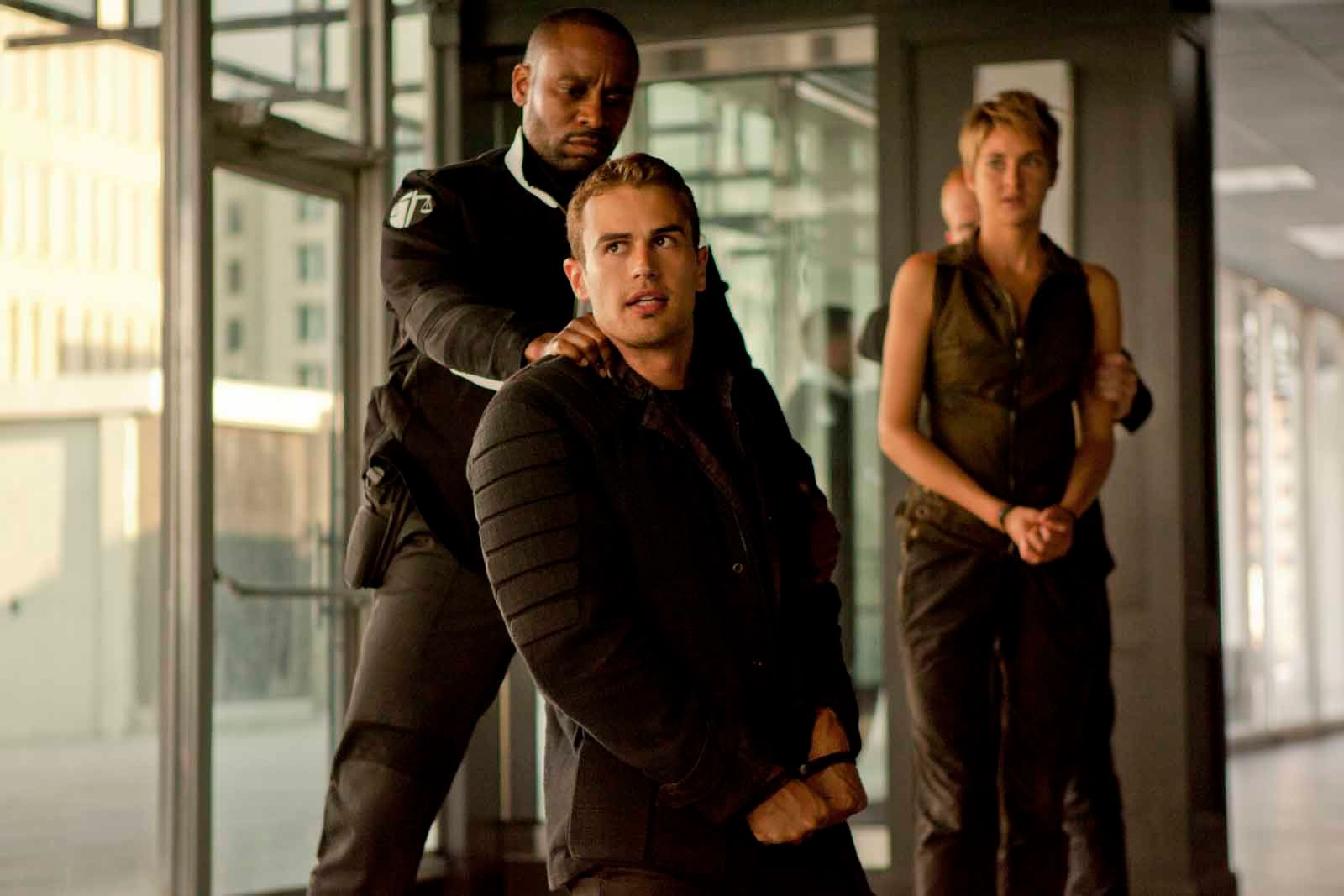 Foto de Theo James - A Série Divergente: Insurgente : Fotos Shailene ...