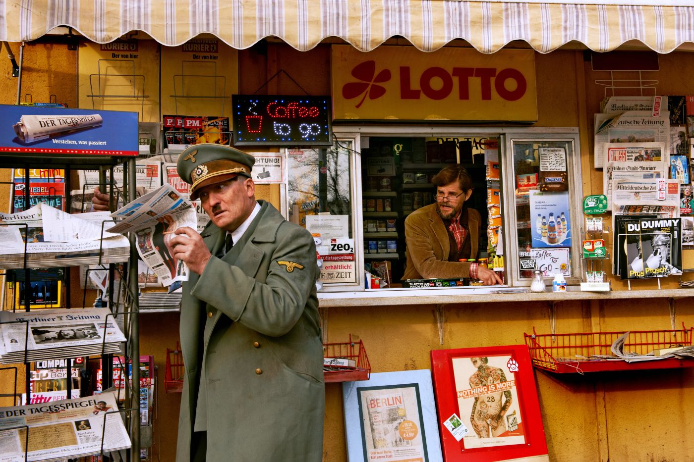 Foto de Oliver Masucci - Er ist wieder da : Fotos Lars Rudolph, Oliver ...