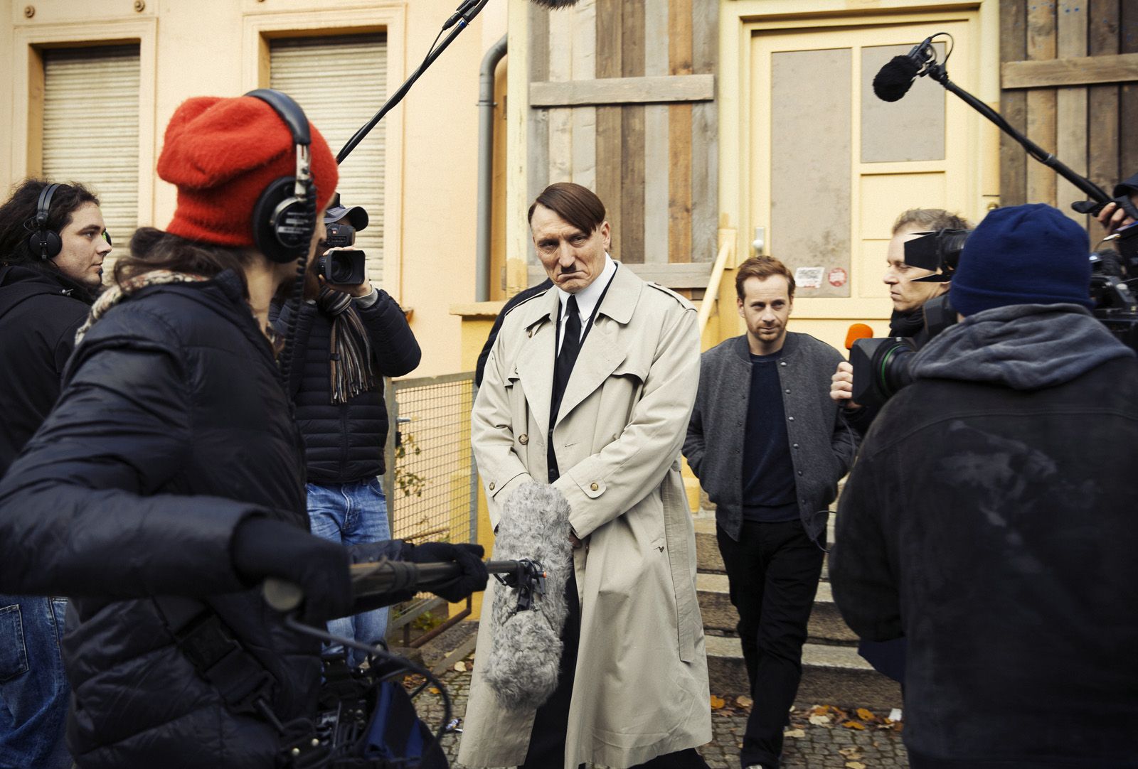 Foto de Oliver Masucci - Er ist wieder da : Fotos Fabian Busch, Oliver ...