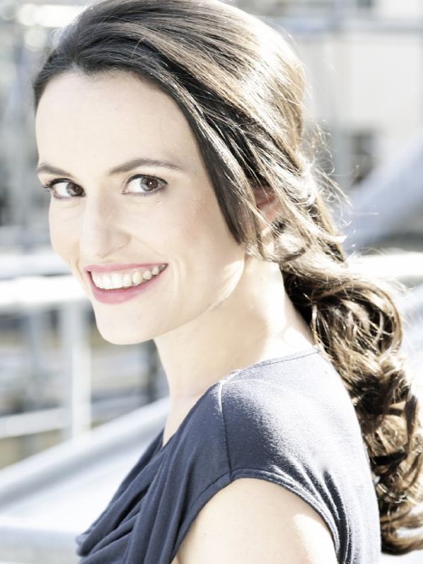 Dolya Gavanski - AdoroCinema