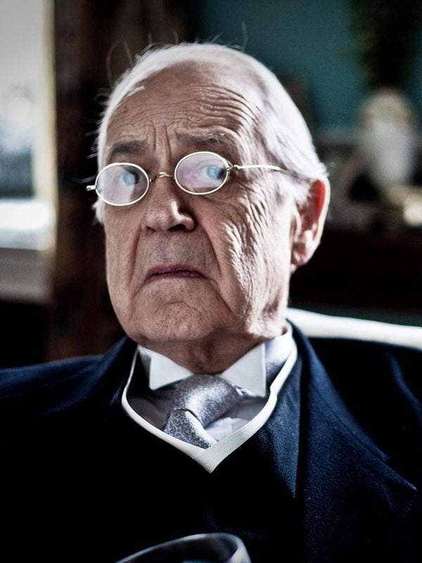 John Standing - AdoroCinema