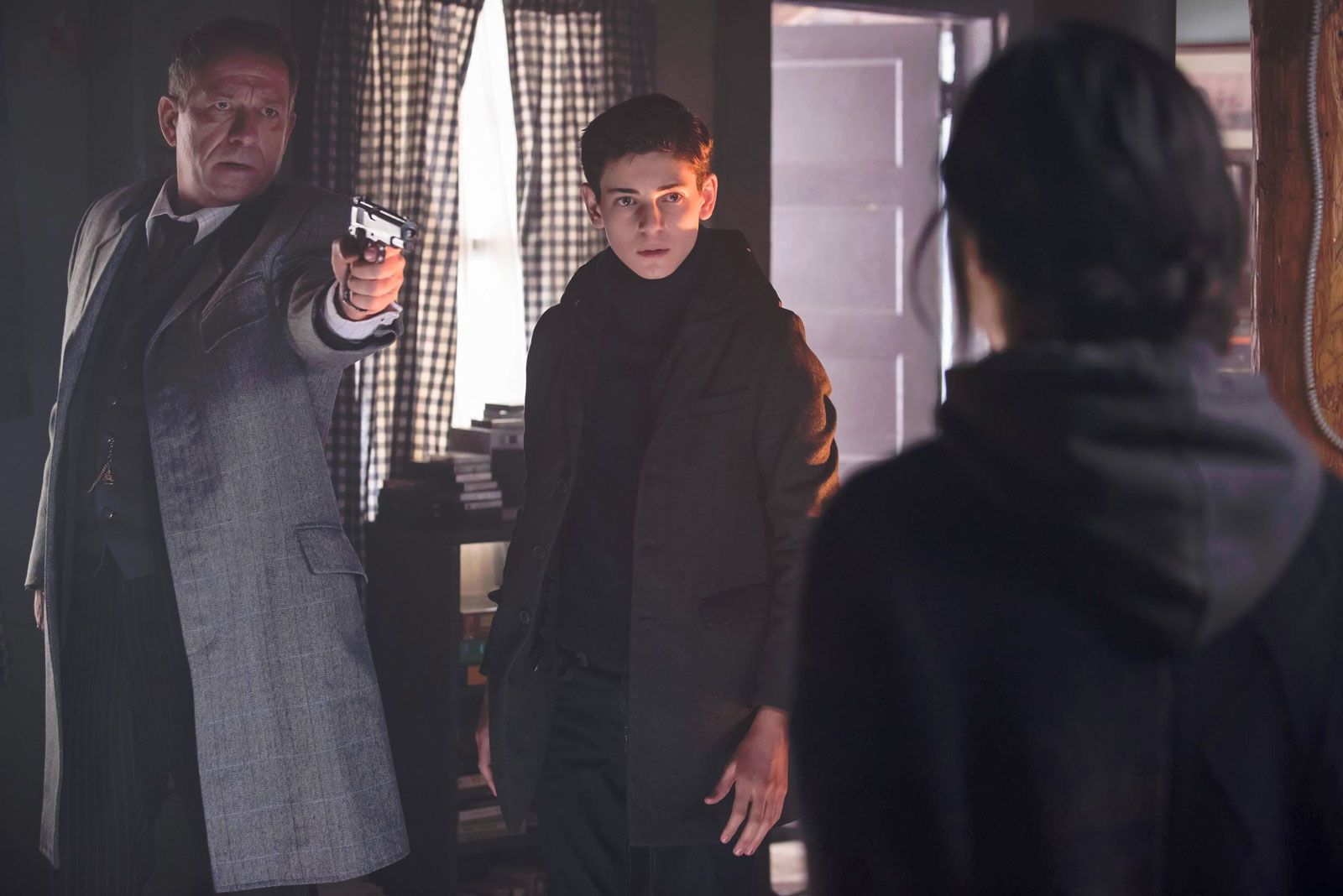 Gotham (2014) : Gotham (2014) : Fotos David Mazouz, Sean Pertwee - 294 no 578 - AdoroCinema