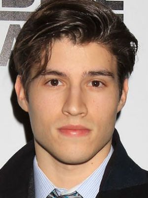 Cameron Cuffe - AdoroCinema
