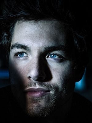 Foto de Alexander Calvert - Poster Alexander Calvert - AdoroCinema