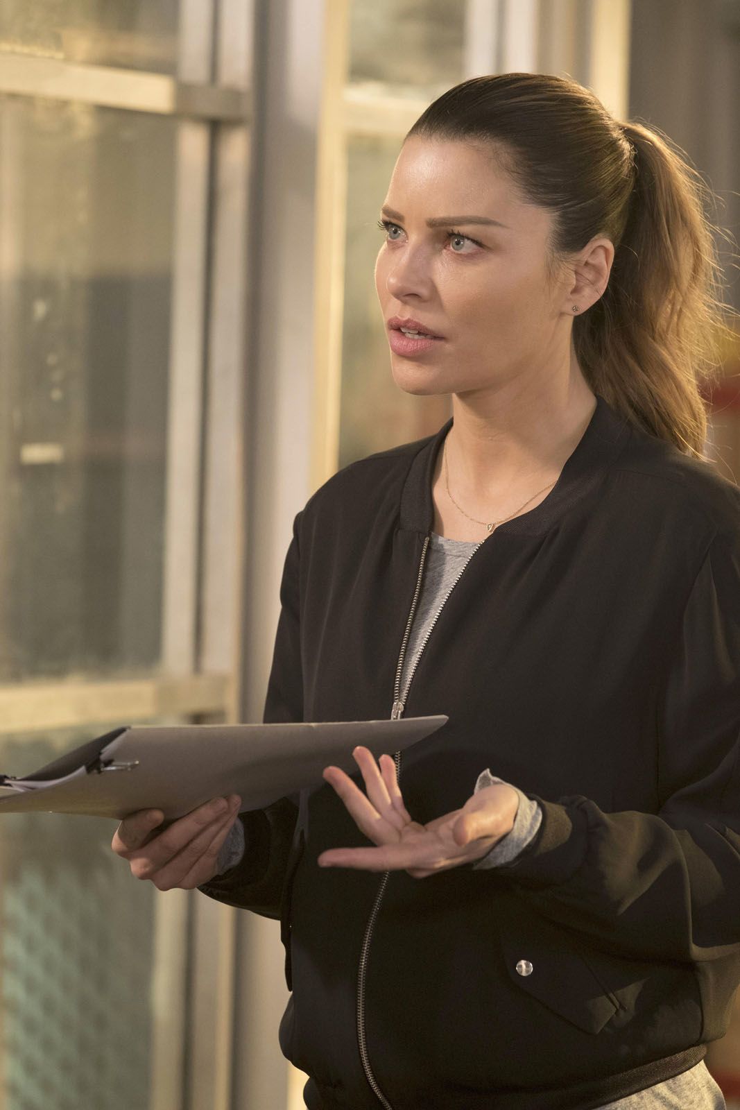 Lucifer : Lucifer : Fotos Lauren German - 212 no 430 - AdoroCinema