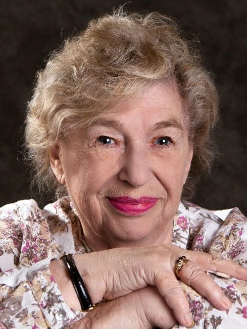 M. C. Beaton - AdoroCinema