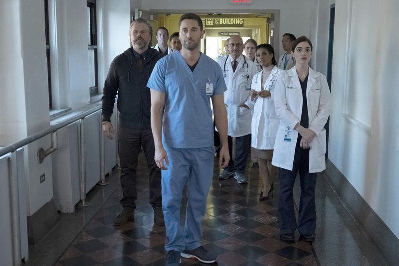 Foto de Tyler Labine - Hospital New Amsterdam : Fotos Anupam Kher ...