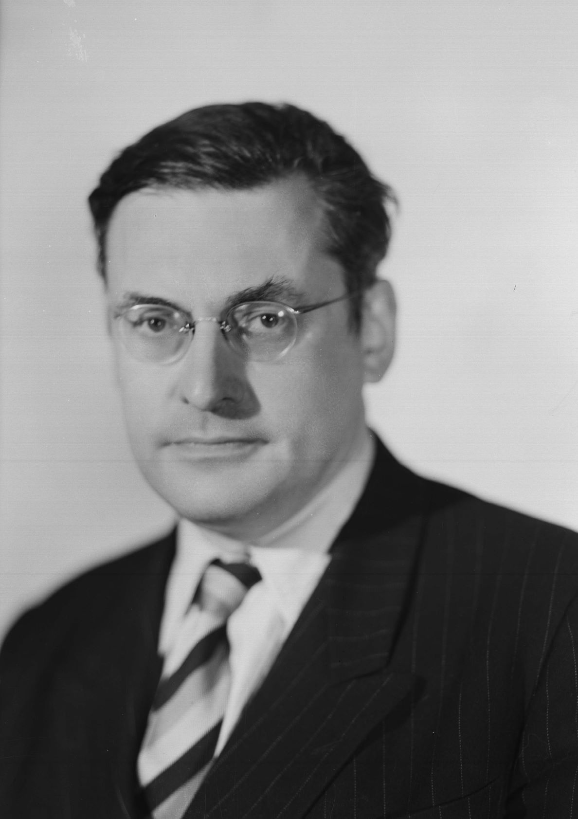 Raymond Queneau - AdoroCinema