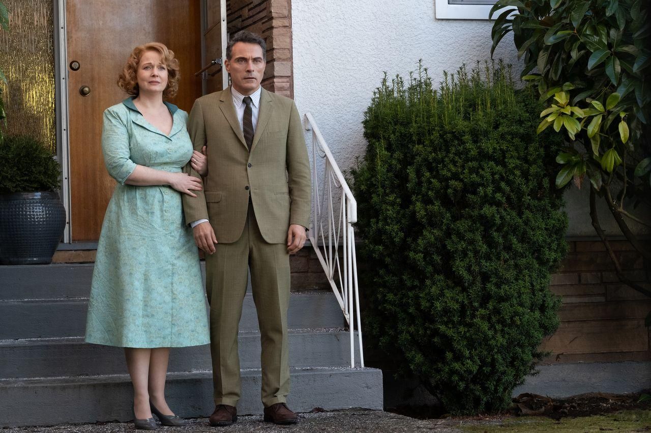 The Man In the High Castle: Foto Chelah Horsdal, Rufus Sewell - 2 no 80 ...