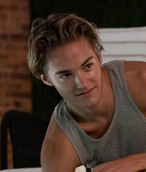 Mitchell Hoog - AdoroCinema