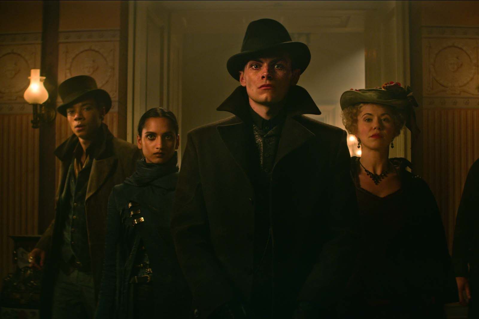 Sombra e Ossos : Fotos Freddy Carter, Kit Young, Amita Suman - 63 no 76 - AdoroCinema