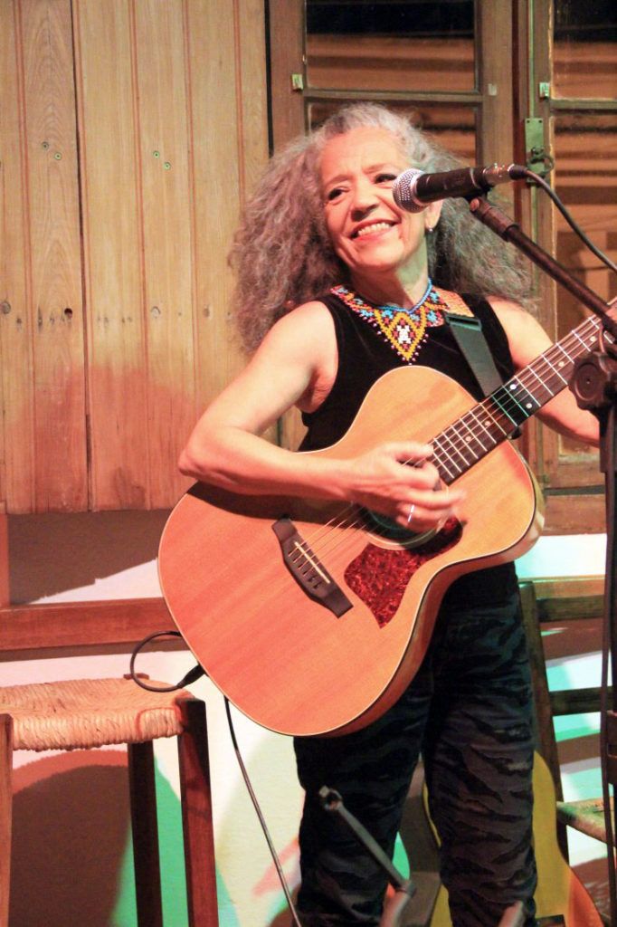 Alzira E - AdoroCinema