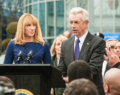 Hostages (US) : Hostages (US) : Fotos Toni Collette, James Naughton - 3 ...