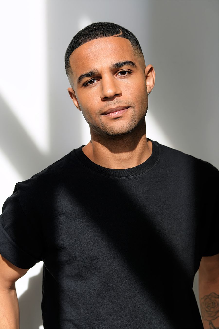 Alex Alomar Akpobome : A biografia - AdoroCinema