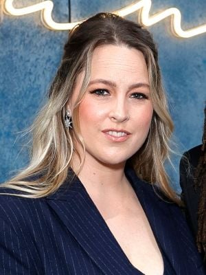 Emma Holly Jones - AdoroCinema