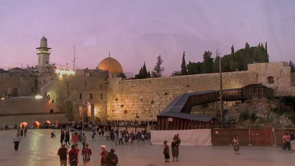 Trailer do filme Brave Miss World - Brave Miss World Trailer Original ...